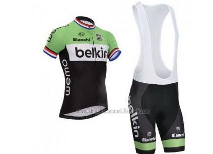 Mark Cavendish frenado por el accidente masivo de Jonathan Milan ...