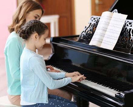 The Astonishing Advantages of Piano Classes | by Artomy | Medium