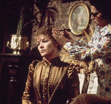 Suitcased Memorabilia: Glenda Jackson as Hedda | by Roberto Chuter | Medium
