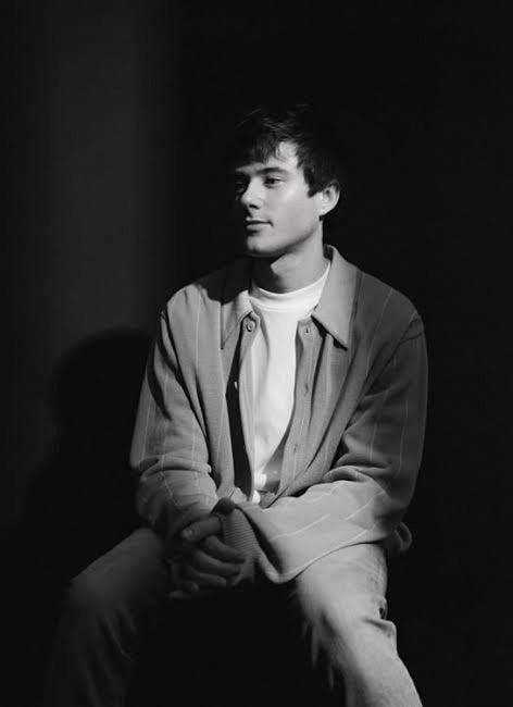 Alec Benjamin, Let Me Down Slowly | by EYE FOR POP | Medium