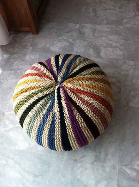 EVERYONE NEEDS A KNITTED POUF IN THEIR LIFE — GET THIS PATTERN FREE ...
