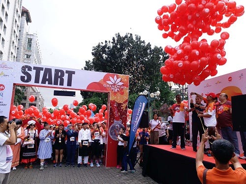 Ribuan Balon dan Kostum Unik hiasi Flyover Antasari di GranDhika Run ...