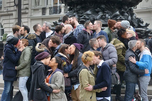 Bacio, bacio, bacio. Nella dote con cui andò sposa mia madre… | by Anto ...