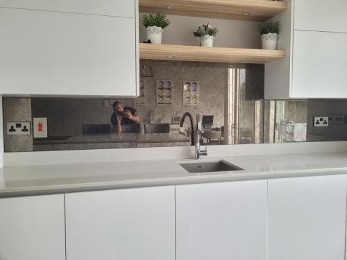 Why you Need to Install Mirror Splashbacks Behind the Stove | by ...