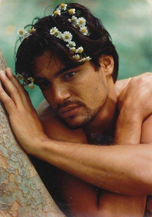 Suitcased Memorabilia: Manu Bennett | by Roberto Chuter | Medium