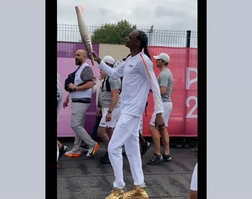 Snoop Dogg Lights Up Paris: Rap Legend Carries Olympic Torch - Hype ...