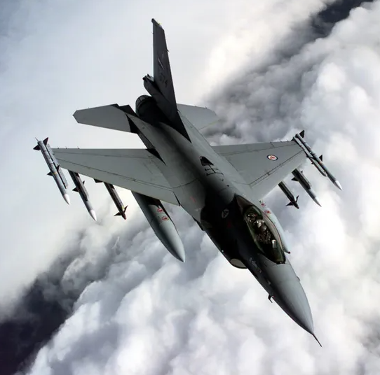 General Dynamics F-16 — The Rebirth of the Dogfighter | PlaneHistoria ...