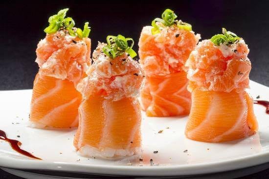 SUSHI JOY (4 unid). Salmão. Envolto em uma bolinha de… | by Yoshida Sushi Delivery | Medium