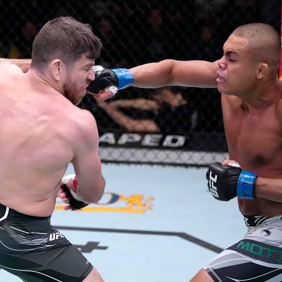 UFC Vegas 61 - 42-Year-Old Cannetti Chokes Out Costa In 64s with no ...