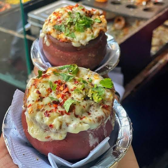 Kulhad Pizza 😋😋 This unique concept is launched by Surat’s famous snack ...