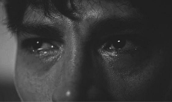 Aún Con Dolor. “Cuando el mundo se oscurece” | by BryanRivera_777 | May, 2025 | Medium