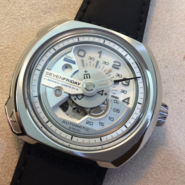 SEVENFRIDAY V1/01 ，好像有點帥！. 請想像一下你心裡面覺得的錶該會是怎樣哩？就是一般的圓形設計，三支指針，就跟小朋友 ...