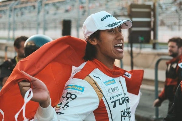 VIP DOMINO | Profil Sean Gelael, Pembalap Mobil Cucu Pendiri KFC ...