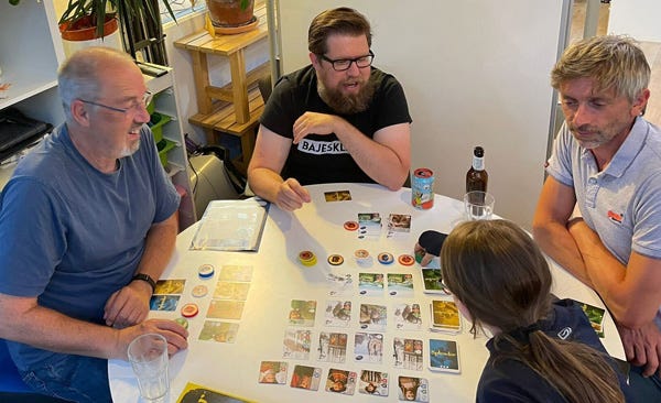 Round Game People