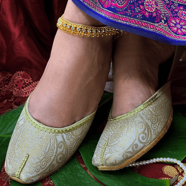No Heels, Khussa Please!. “The traditional and colorful khussas… | by Amna Umar | Medium