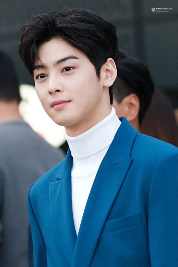 Seo Chun-woo, who got up from his seat, looked at the young ...
