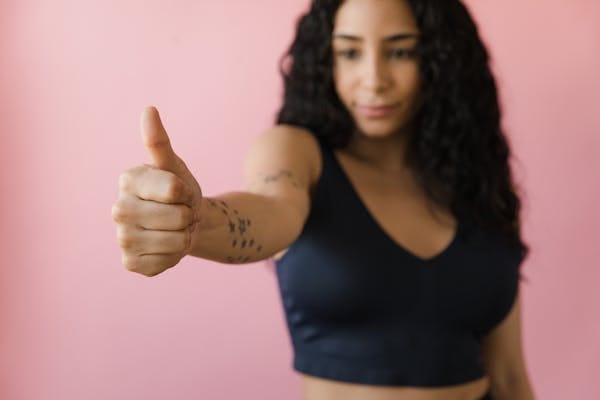 “Use positive body language”. : Open gestures and a relaxed posture ...