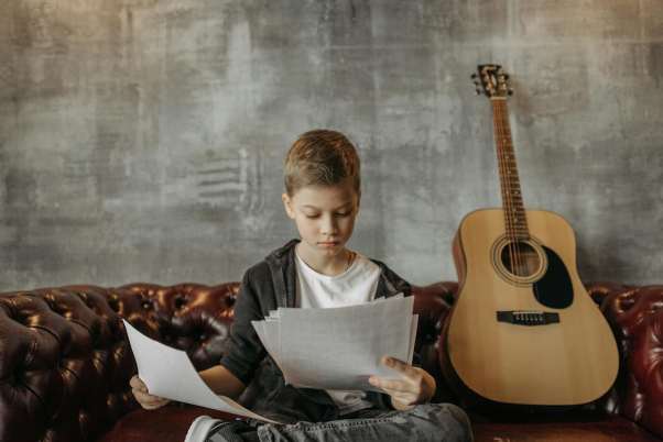 Strumming Success: Best Online Guitar Lessons | by Gracy smith | Medium