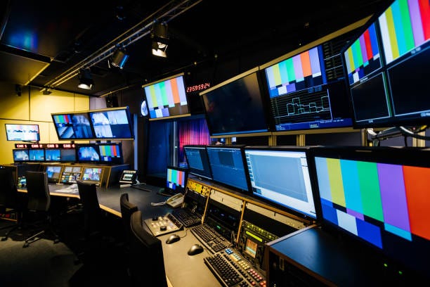 Journalism Basics: A 10-Step Guide for Aspiring Journalists from a ...