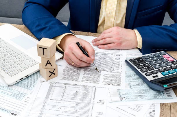 Tax Return Preparer vs. DIY Tax Filing: Which Approach Maximizes Your ...