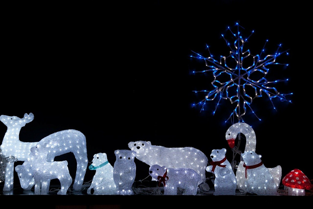 Check Out These Holiday Light Displays Around the World - Marc Pulisci ...