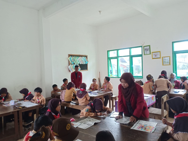 KKN — P 41 UMSIDA : Kegiatan Mengajar di MI Tri Bhakti. - Nabella ...