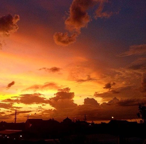 Senja Sore Ini. Aku selalu menyukai senja. Ia selalu… | by Teman Pencerita | Medium