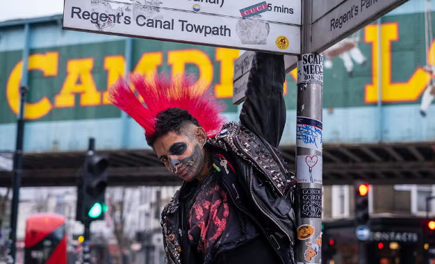 O Punk não morreu: ele vive em Camden Town | by Marilia Marilia | Medium