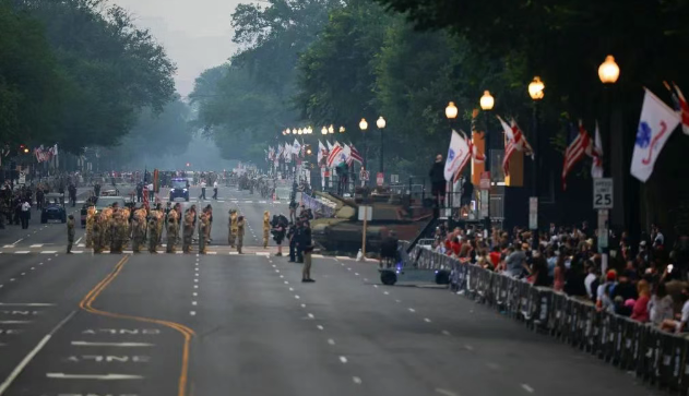 After watching the military parade of King Trump, I suddenly felt that ...