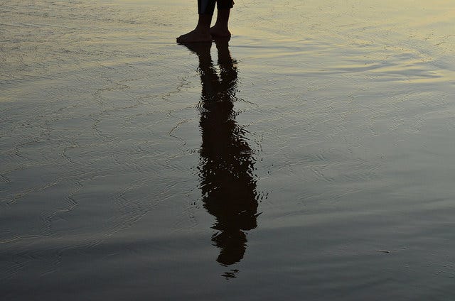 Espejos. Tenían dos hijos. Alba, de tres años y… | by Dídac Marín ...