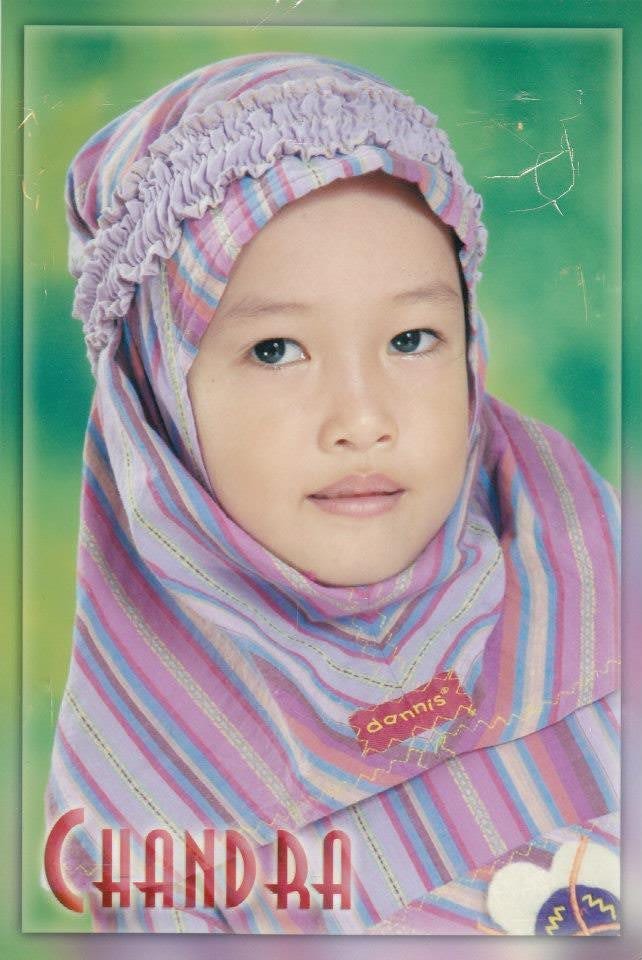 day 8: sosok Chandra di masa kecil. Chandra dulu penakut. Iya, takut sama semuanya. Takut cobain ...