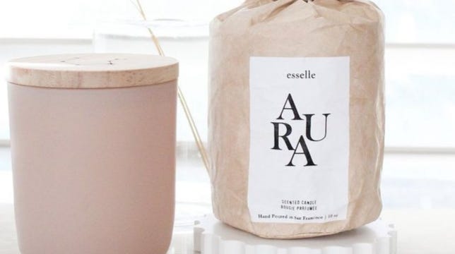 “Bun aruna pergi dulu ya, mau anter paket!” seru Aruna dari arah ruang ...