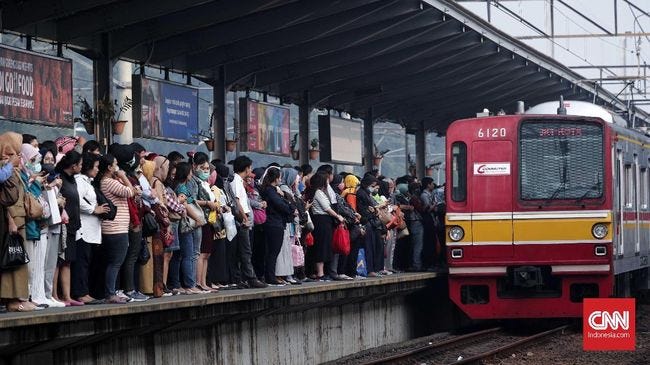 KRL Padat Tanpa Adat. How’s your think about this picture? So… | by ...