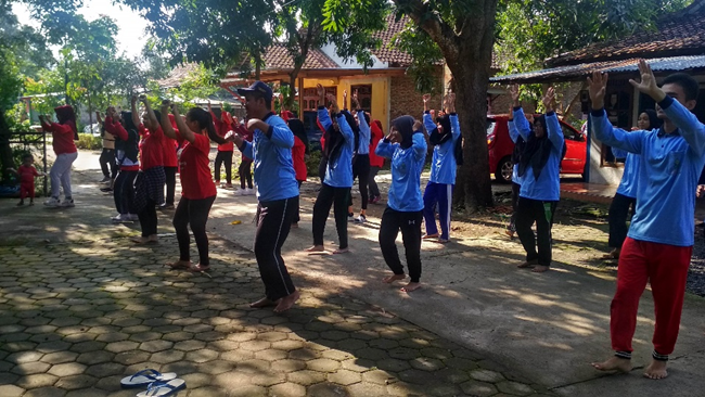 Mahasiswa KKN MIT Ke-15 Desa Kumpulrejo Menyemarakkan Senam Sehat Bersama Ibu-Ibu | by KKN MIT ...
