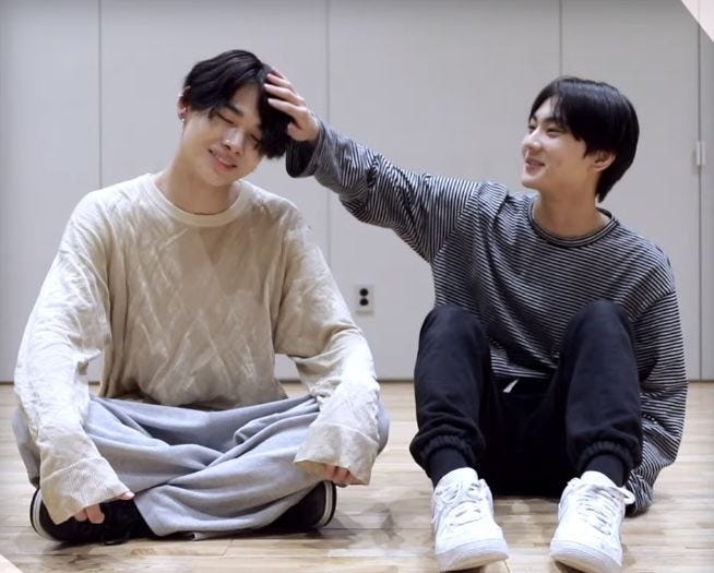 Ruangan itu sangat berantakan, alunan lagu Michael Johnson terus saja ...