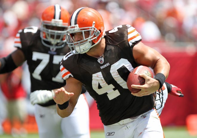 Peyton Hillis, former NFL RB, leaves hospital after swimming accident | by Newstries | Medium