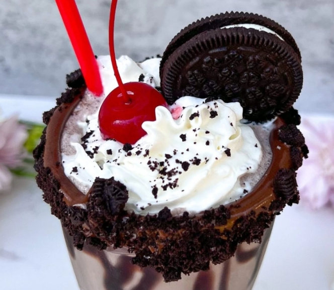 Cookies and Cream Milkshake. This creamy, luscious cookies and cream… | by Sadia Akram | Jul ...