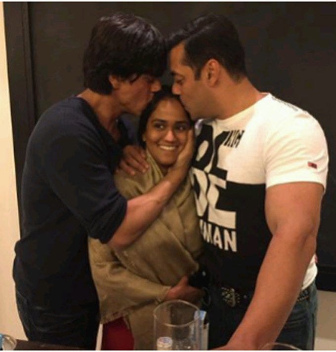 Salman Khan And Shahrukh Khan Hug