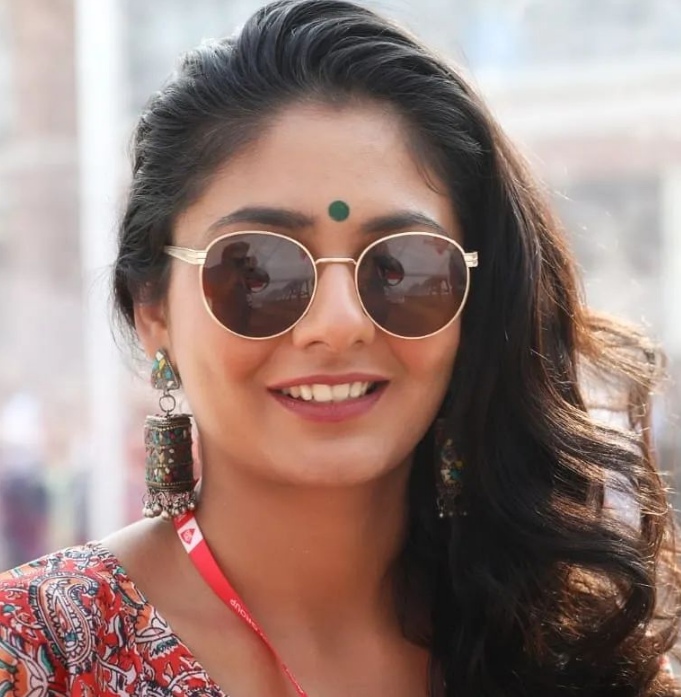 Divyanshi Sumrav (Lallantop Journalist) Biography, Net Worth, Salary ...