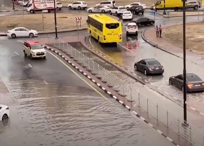 Rain Heavy in Dubai: waterlogging in several parts of the UAE | by Siva ...