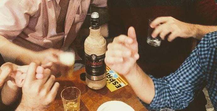 Aula de bar. Marcos chegou na mesa abrindo a garrafa… | by Daniel ...