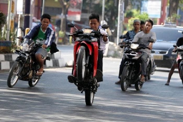 Ngebut Pakai Motor di Jalan Juga Ada Seninya! | by Monika Sih Armyta ...