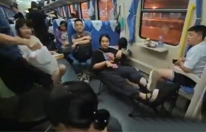The general compartment of the Chinese train will make one’s head dizzy ...