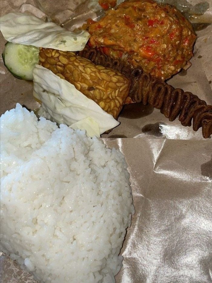 “kan bisa adu mulut gausah adu otot” dengus hazel sembari menyuap nasi ke mulutnya, “ya gue ...