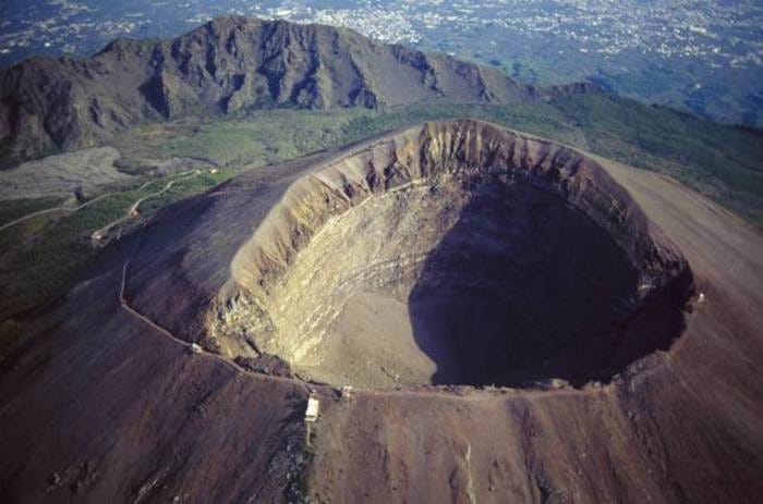 The Mount Vesuvius: One of the most active volcano with ancient ...