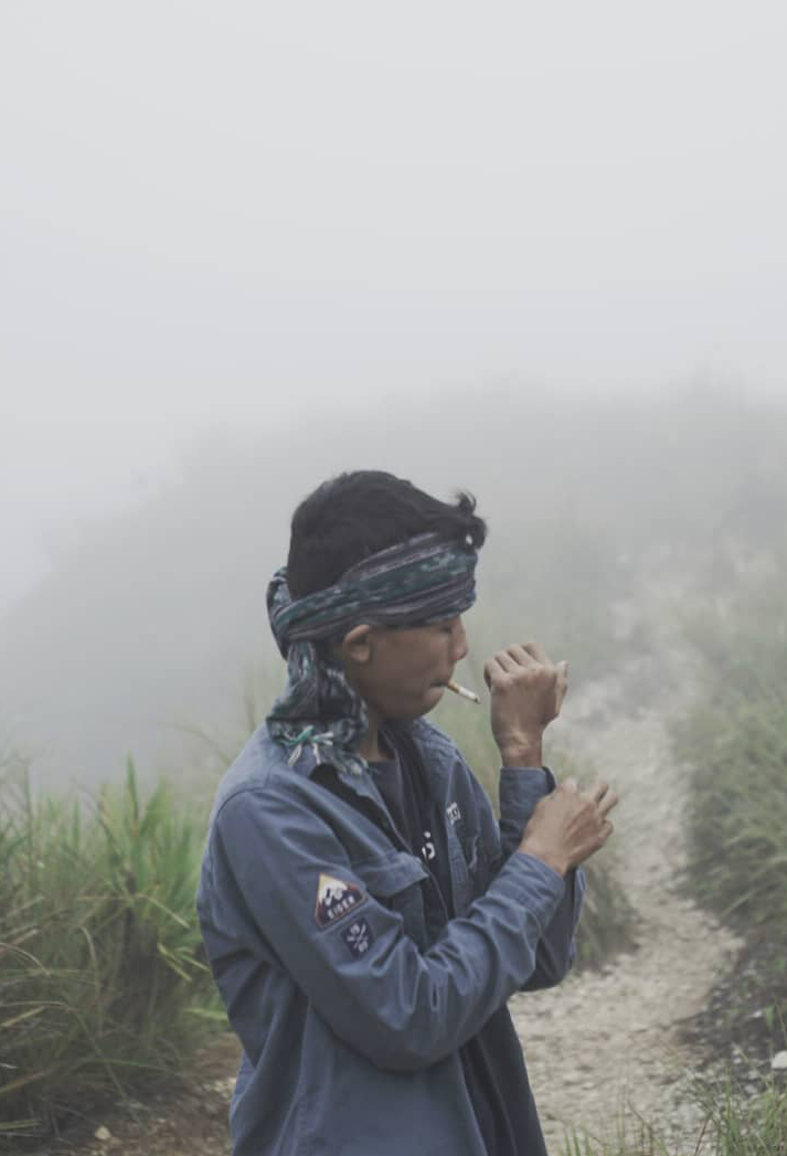 Racun akibat Pada tiap kepul asap belerang yang dibakar rindu Aku ...