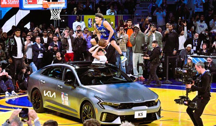 Watch as Mac McClung wins the third consecutive Dunk Contest, leaping ...