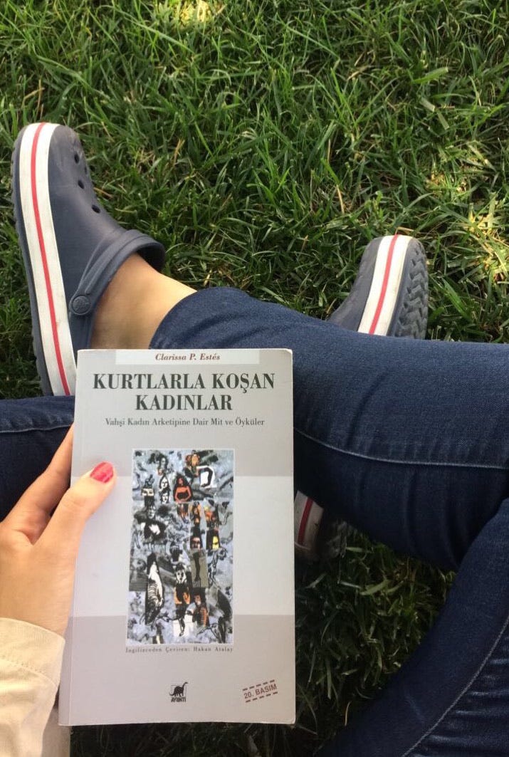 Kurtlarla Koşan Kadınlar. Tam anlamıyla bir ‘kült’ kitap. Kadın… | by Funda Koca Gülbay | Medium