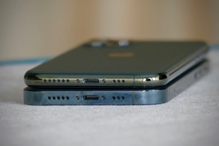 Does the iPhone 15 and 15 Pro really have a curved display? - pronoy ...