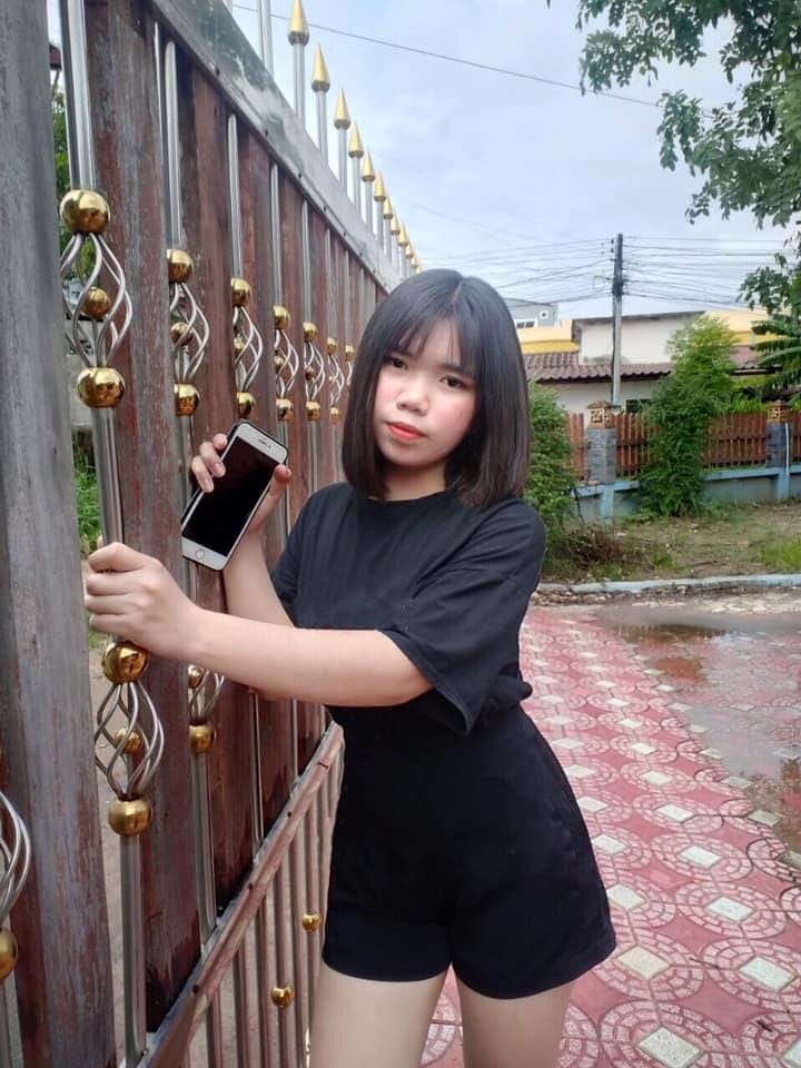 I think this girl is a studen. She is white and short | by Yo Xaiyasan | Medium